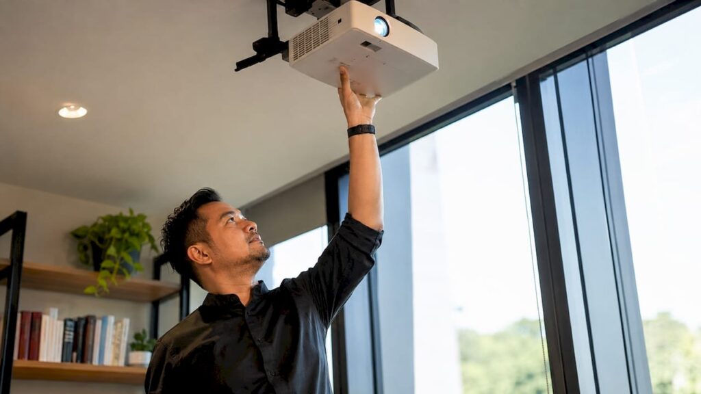 Faktor kos pemasangan projektor: panduan Malaysia 2026 - Projector Display